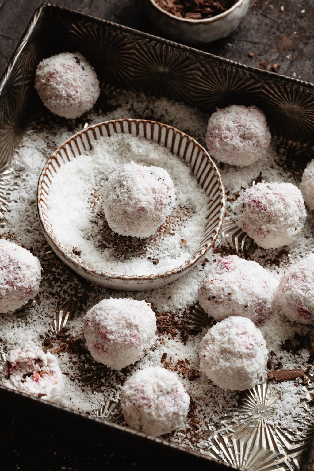 NO BAKE COCONUT BALLS WITH CHOCOLATE & RASPBERRIES